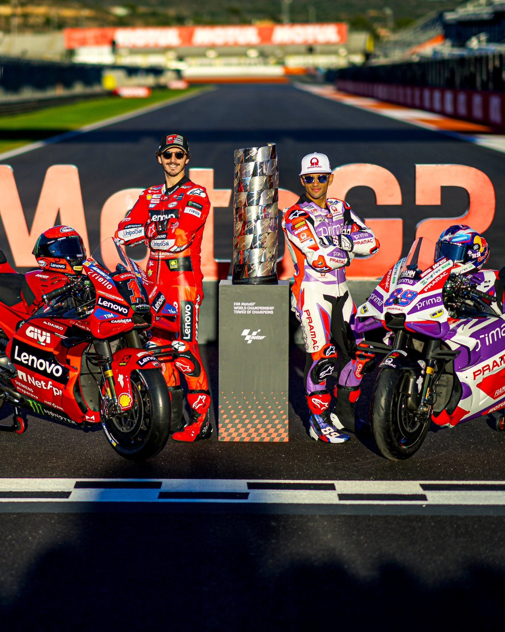 Aksi Jorge Martin Pada Pecco Bagnaia di MotoGP Valencia 2023 Dibela ...