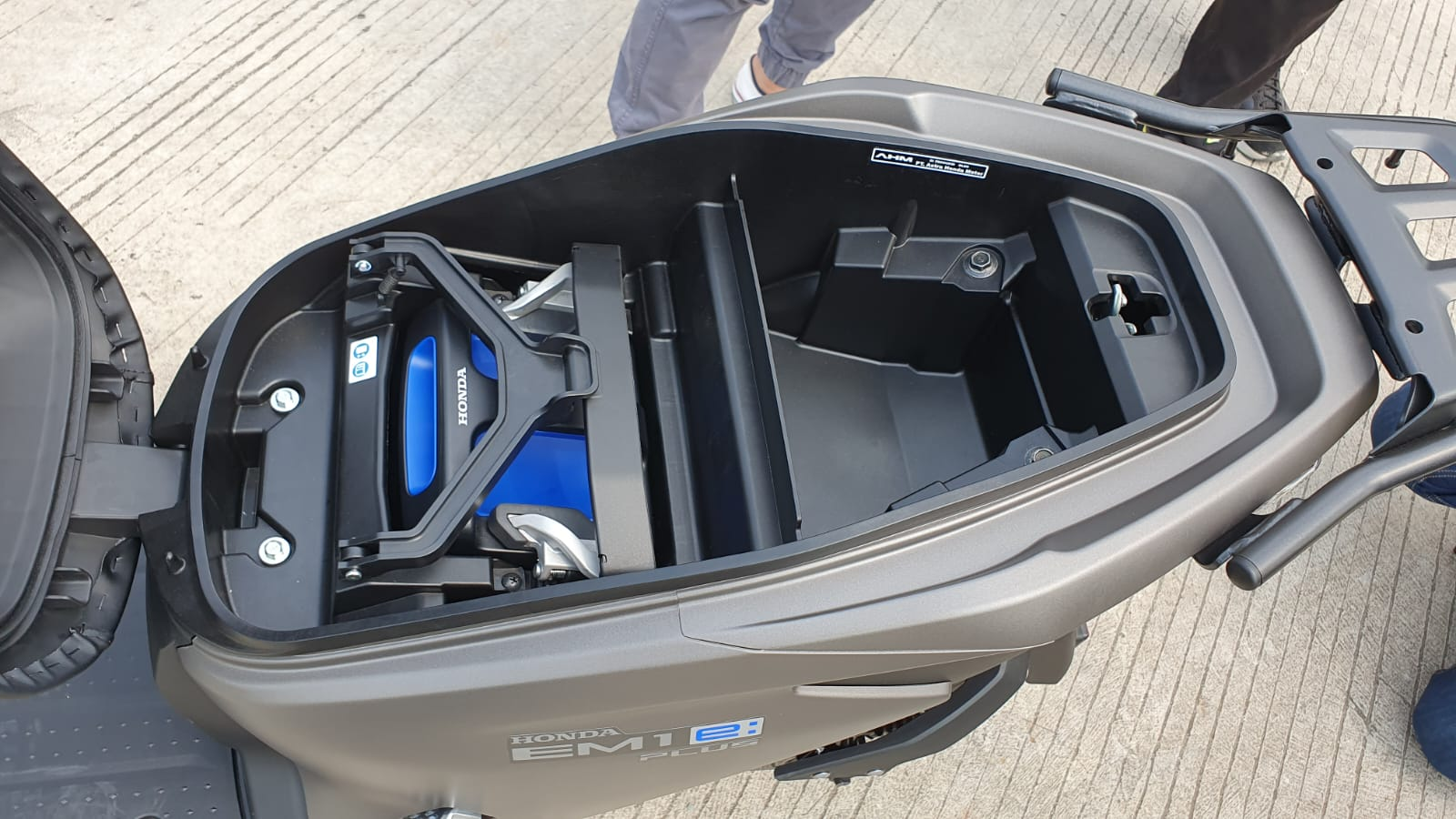 Segini Bagasi Motor Listrik Honda EM1 e: Helm Bisa Masuk Gak Nih ...