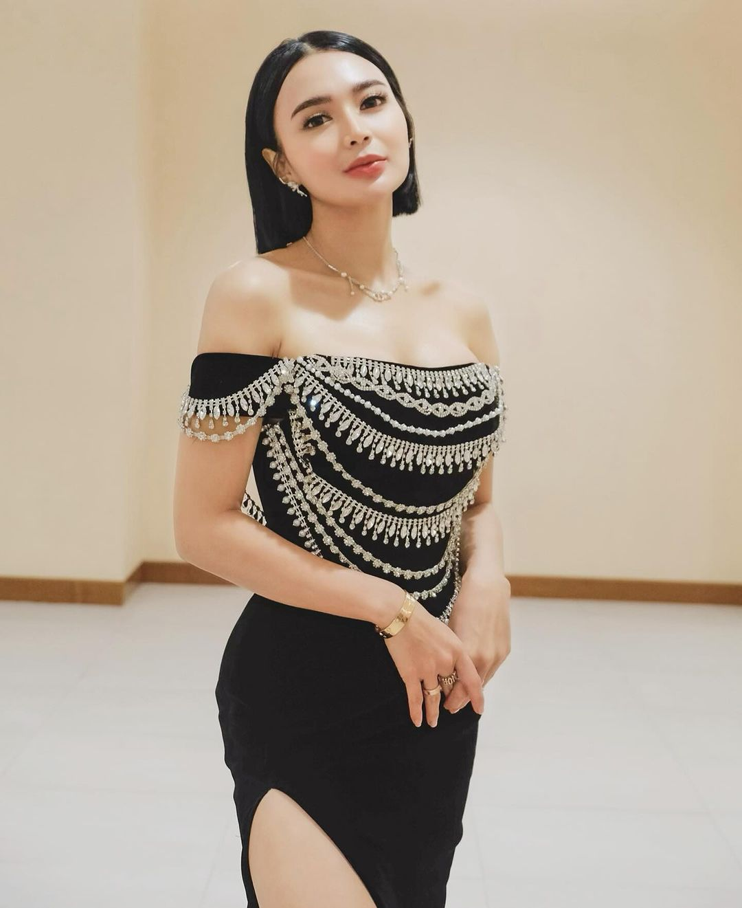 Janda Mulus Bulet, Aduhainya Wika Salim Kenakan Mini Dress Seksi Pamer ...
