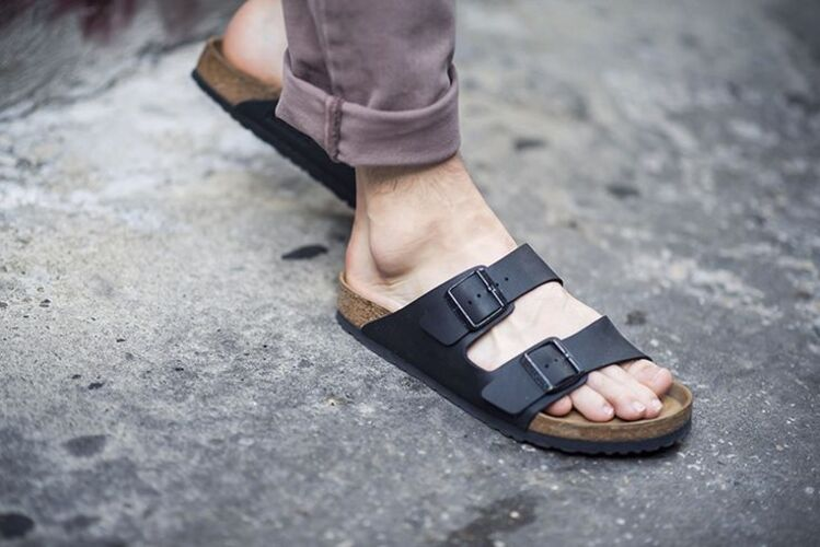 Cara Menghilangkan Bau Tak Sedap pada Sandal Kulit, Mudah Cuma dengan ...