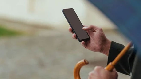 Musim Hujan, Ini Cara Lindungi Handphone Agar Tak Kena Guyuran Air ...