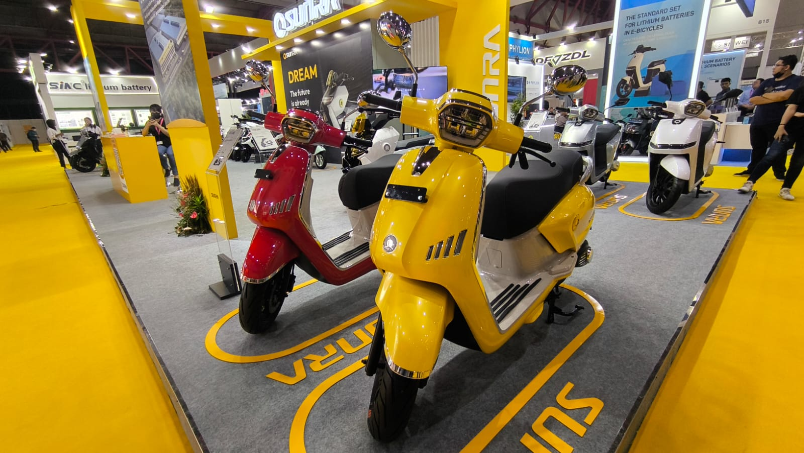Tiga Motor Listrik Terlaris di Indonesia Harganya Cuma Segini Kuat ...