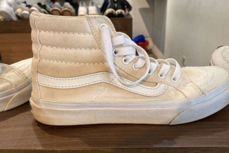Cara Memutihkan Sepatu Putih yang Menguning Tanpa Dibawa ke Laundry ...