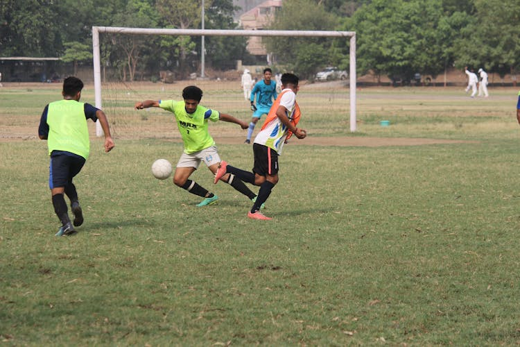 Pengertian Passing dalam Permainan Sepak Bola serta Jenis, dan ...