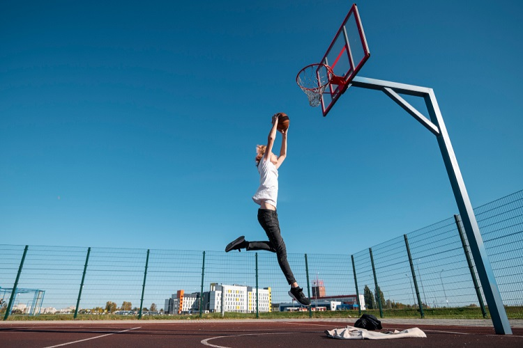 Cara Melakukan Lay Up Shoot pada Permainan Bola Basket, Materi PJOK ...