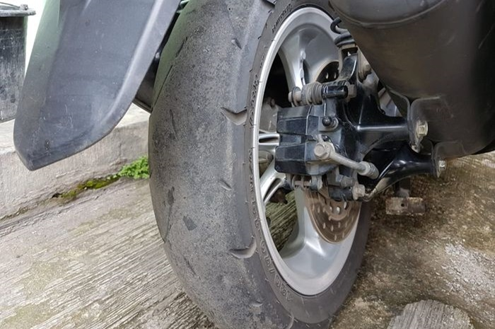 Sudah Terbukti Ban Belakang Motor Matic Habis Sebelah Ternyata Gara ...