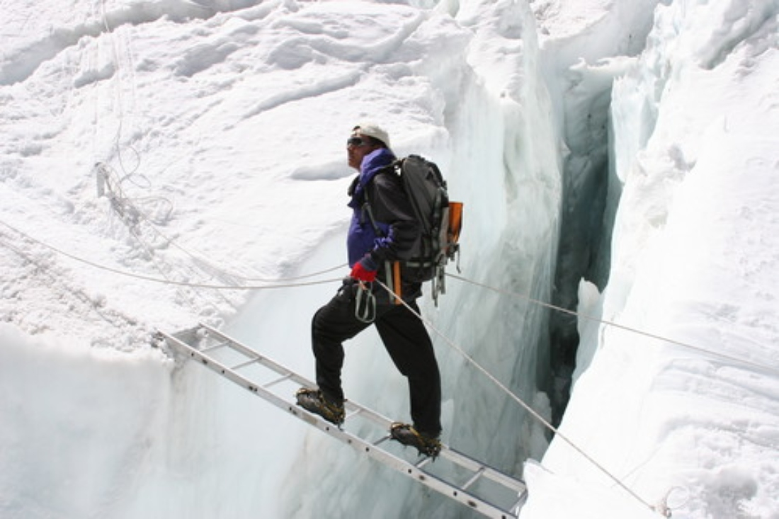 Sains di Balik Kekuatan Super Para Sherpa yang Mendaki Gunung Everest ...