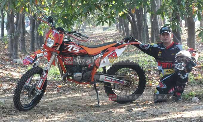 Modifikasi Suzuki TS125R Mantan Pembalap RoadRace, Ngiler Adventure ...