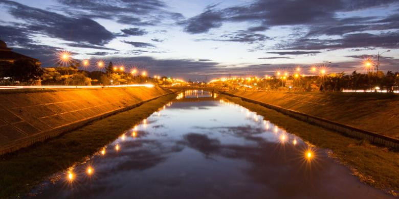 Romantisme di Tanggul Kanal Banjir Timur | iDEA
