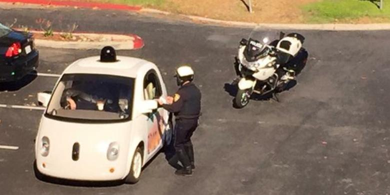 Apa yang Terjadi Jika Mobil Tanpa Sopir Milik Google Dihentikan Polisi ...