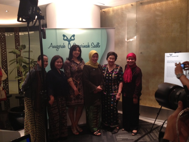 Anugerah Saparinah Sadli 2012 untuk Aktivis Perempuan Ambon | National ...
