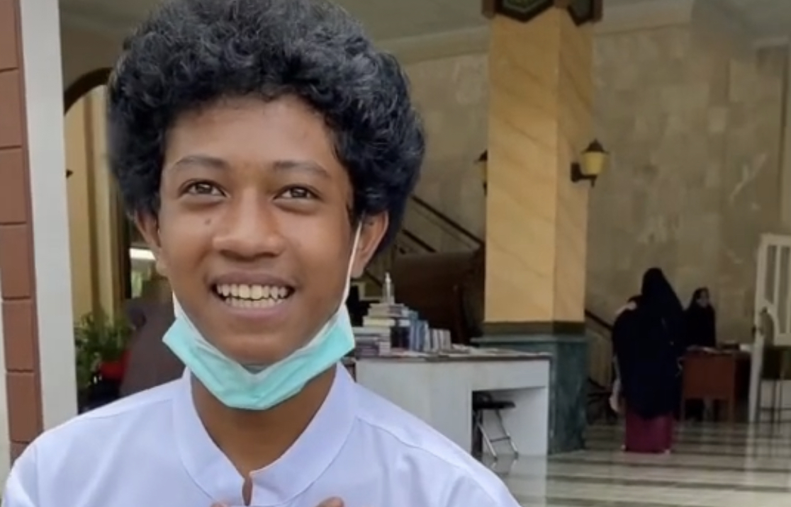 Foto Tampang Anak Muda Penata Sandal Tamu Masjid Ciater Subang Viral ...