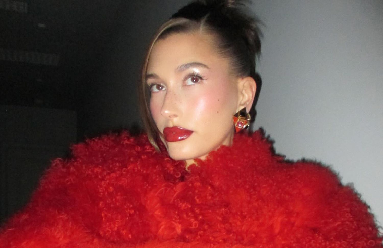 Trend Inisial Nama di Kalangan Hollywood, Hailey Bieber Bikin Inisial ...