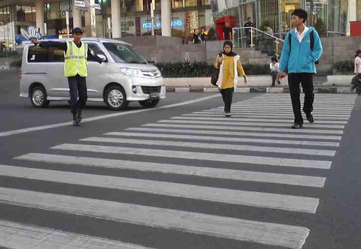 Lihat Nih Penampakan Zebra Cross 3D Keren, Bikin Senyum Yang Melintas..