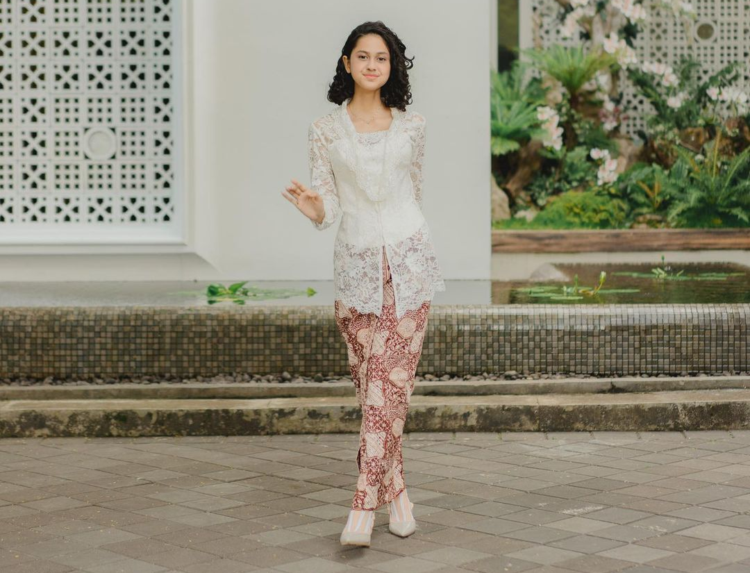 4 Model Sepatu yang Cocok Dipakai Dengan Kebaya, Makin Modis - Page all