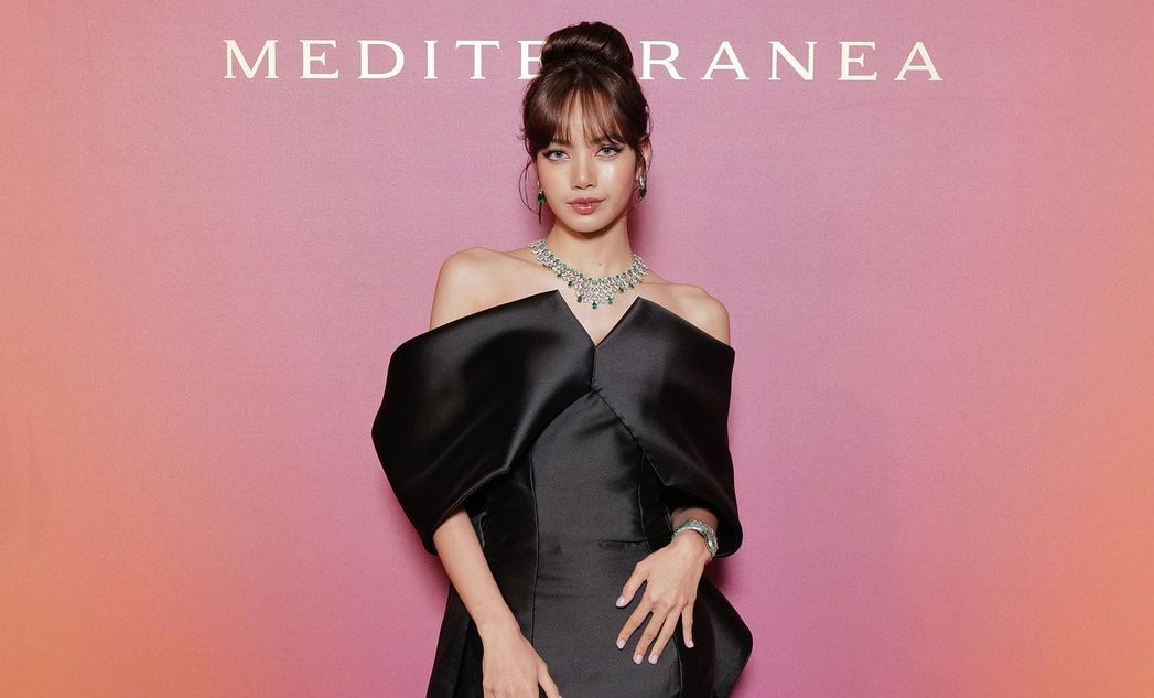 Lisa BLACKPINK Glamor Pakai Outfit Hitam di Acara BVLGARI Mediterranea ...