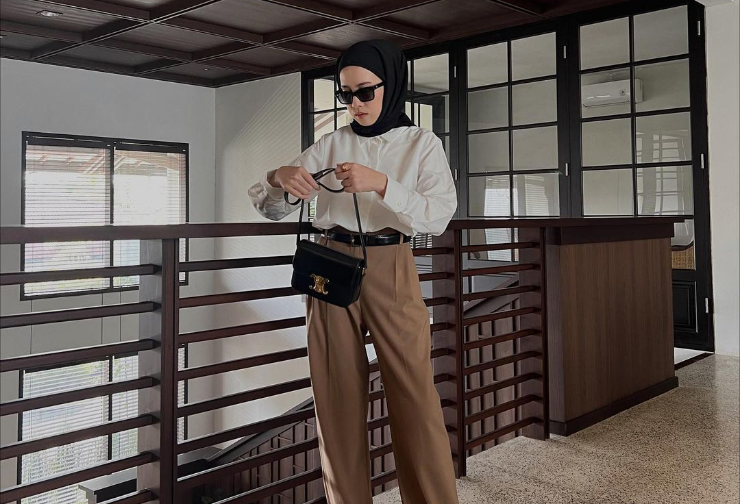 5 Cara Pakai Kemeja Putih yang Enggak Biasa Aja Buat Outfit Hijab - Page 3
