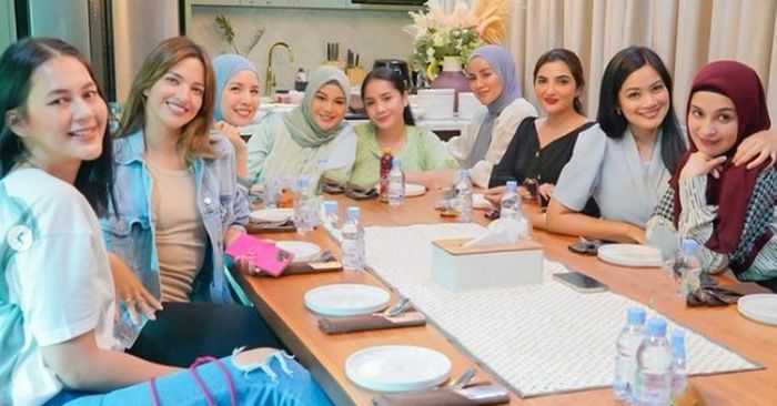 Dua ATM Sedang Berlari, Intip Cantiknya Nagita Slavina dan Nia ... Dua ATM Sedang Berlari, Intip Cantiknya Nagita Slavina dan Nia ...