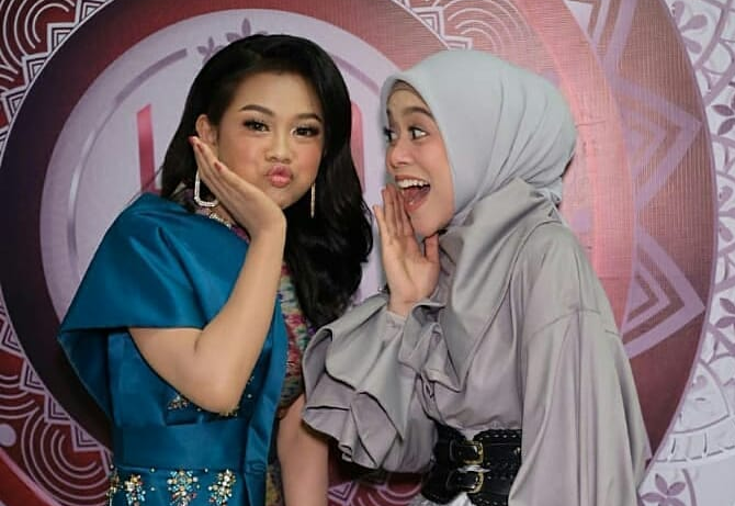 Suaranya Bikin Merinding Saat Nyanyikan Dina Amparan Sajadah, Tangis ...