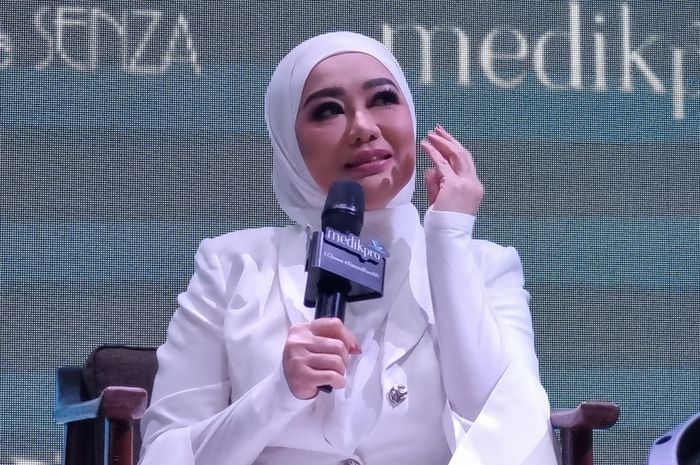 Hadiri Acara 7 Bulanan Putrinya, Reza Artamevia Tampil Anggun dengan ...