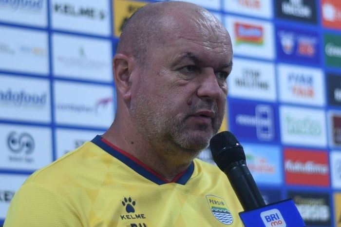 Bojan Hodak Ingin Suporter Persib Bandung Panaskan GBLA Tanpa Flare ...