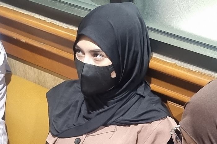 Tampil Berhijab, Angbeen Rishi Minta Doa Jelang Sidang Cerai dengan ...