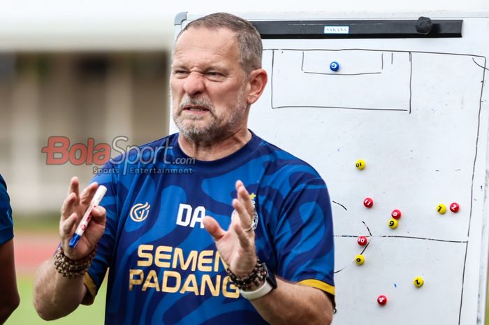 Super League - Dibantai Bhayangkara FC, Pelatih Semen Padang Ungkap ...
