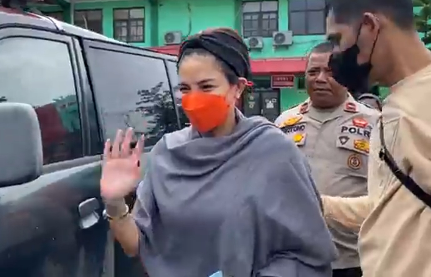 Kondisi Kesehatannya Makin Parah, Penampilan Nikita Mirzani Kenakan ...