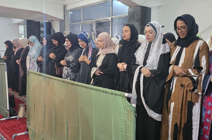 Begini Momen Najwa Shihab Shalati Jenazah Suami Tercinta di Masjid