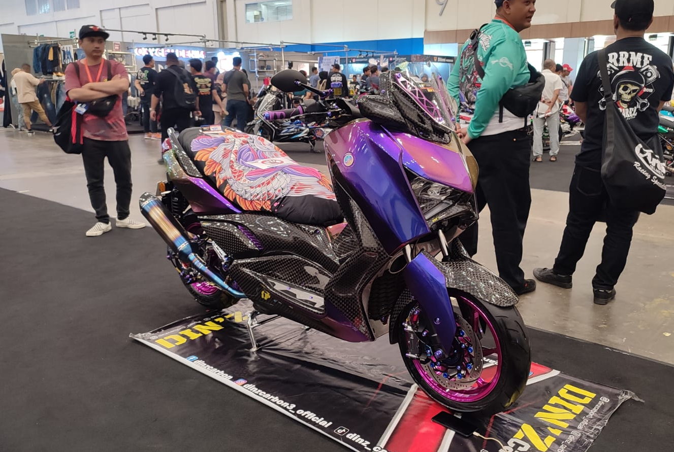 Modifikasi Motor Yamaha XMAX Connected Berkelir Bunglon Campur Carbon ...