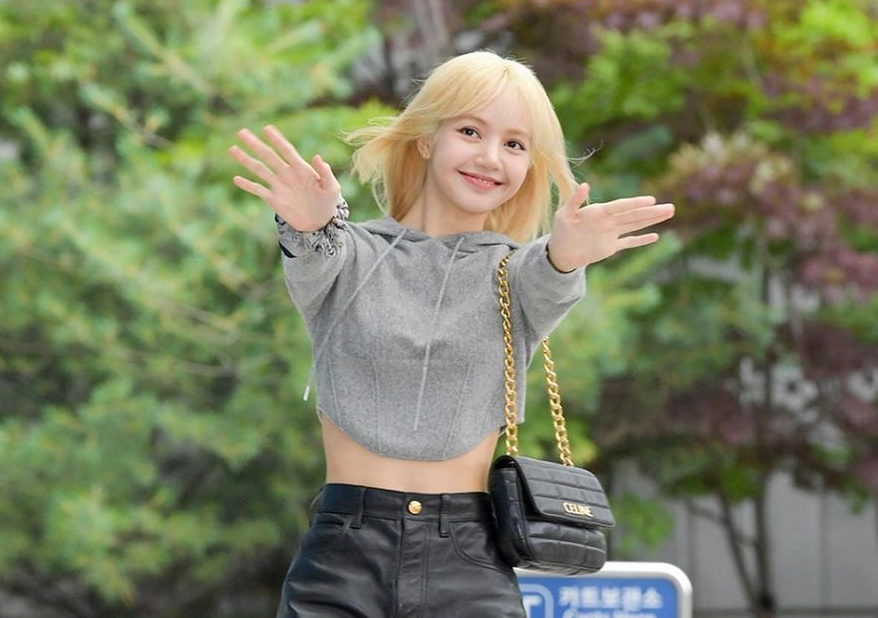 Gayanya Gak Pernah Gagal Curi Perhatian Publik, Intip Harga Outfit Lisa ...
